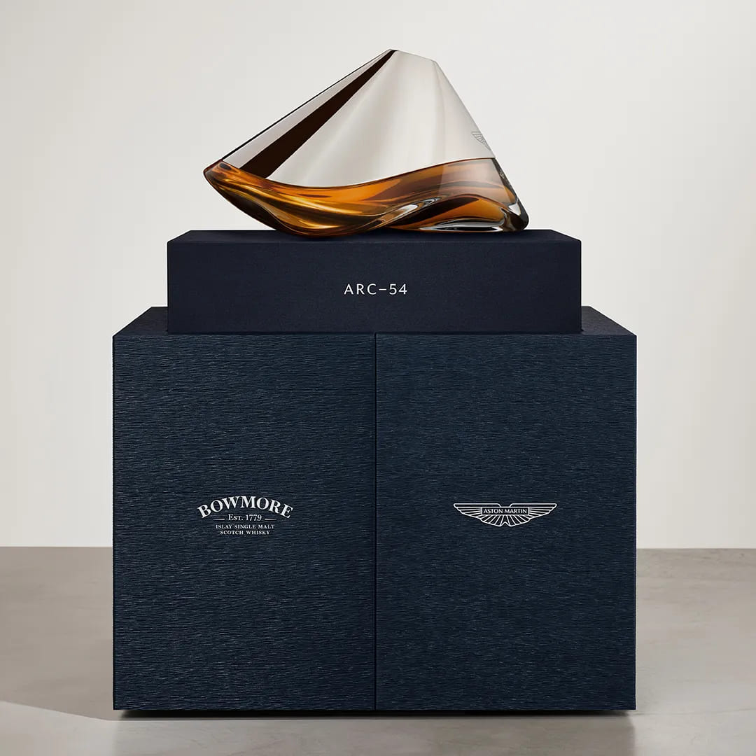 Bowmore ARC‑54 – 54-årig Islay single malt i Aston Martin karafle